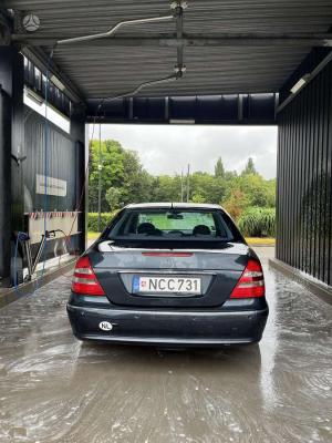 Black Mercedes-Benz E 240 2002 in Kaunas, with an engine capacity of 2.60 L and mileage of 227 thousand km for 4200 €, photo 7 on AUTOMOTO.COM.LV