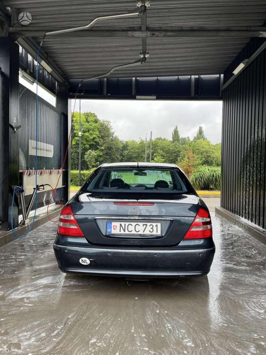 Black Mercedes-Benz E 240 2002 in Kaunas, with an engine capacity of 2.60 L and mileage of 227 thousand km for 4200 €, photo 7 on AUTOMOTO.COM.LV