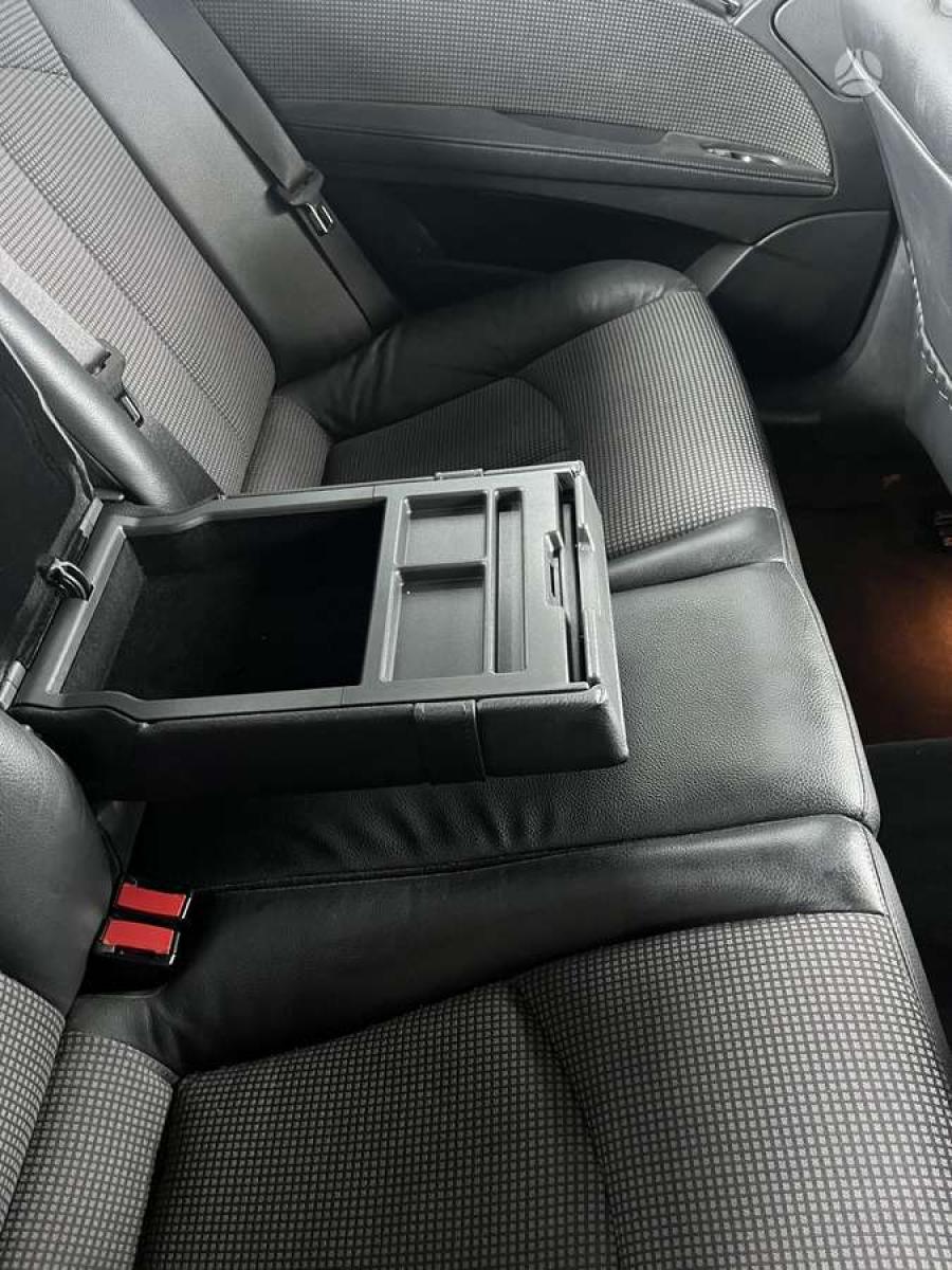 Black Mercedes-Benz E 240 2002 in Kaunas, with an engine capacity of 2.60 L and mileage of 227 thousand km for 4200 €, photo 12 on AUTOMOTO.COM.LV