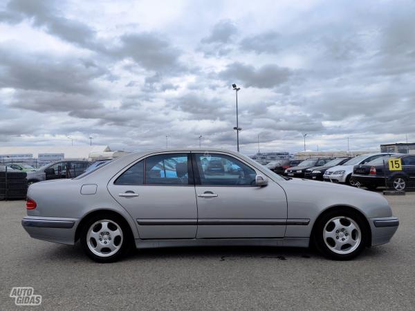 Pelēks Mercedes-Benz E 240 1999 Marijampole, ar dzinēja tilpumu 2.40 L un nobraukumu 299 tūkst. km par 2750 €, foto 2 vietnē AUTOMOTO.COM.LV