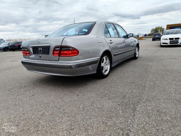 Pelēks Mercedes-Benz E 240 1999 Marijampole, ar dzinēja tilpumu 2.40 L un nobraukumu 299 tūkst. km par 2750 €, foto 4 vietnē AUTOMOTO.COM.LV