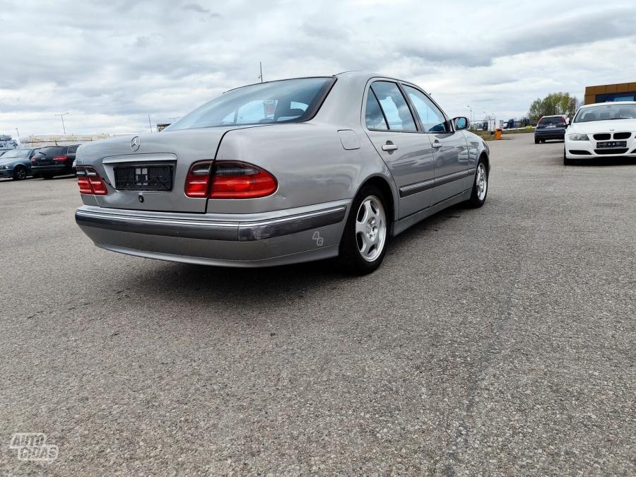 Grey Mercedes-Benz E 240 1999 in Marijampole, with an engine capacity of 2.40 L and mileage of 299 thousand km for 2750 €, photo 5 on AUTOMOTO.COM.LV