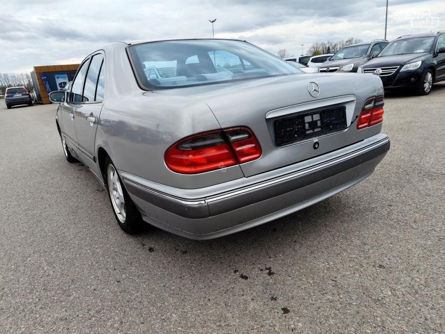 Grey Mercedes-Benz E 240 1999 in Marijampole, with an engine capacity of 2.40 L and mileage of 299 thousand km for 2750 €, photo 13 on AUTOMOTO.COM.LV