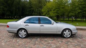 Серый Мерседес E 240 1999 в Клайпеда, объемом двигателя 2.40 л и пробегом 130 тыс. км за 5290 €, фото  на AUTOMOTO.COM.LV