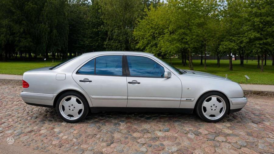 Серый Мерседес E 240 1999 в Клайпеда, объемом двигателя 2.40 л и пробегом 130 тыс. км за 5290 €, фото 1 на AUTOMOTO.COM.LV