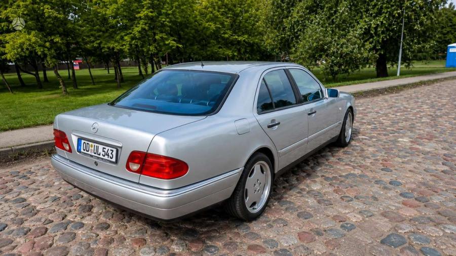 Серый Мерседес E 240 1999 в Клайпеда, объемом двигателя 2.40 л и пробегом 130 тыс. км за 5290 €, фото 4 на AUTOMOTO.COM.LV