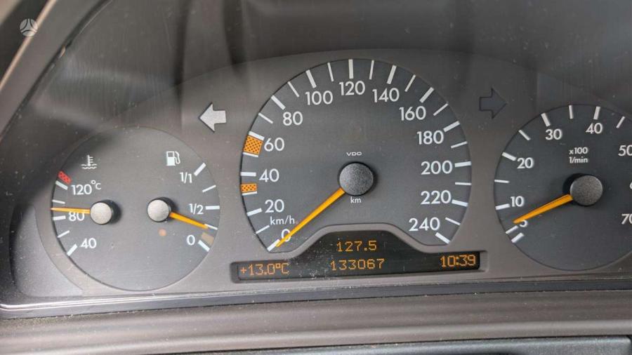 Серый Мерседес E 240 1999 в Клайпеда, объемом двигателя 2.40 л и пробегом 130 тыс. км за 5290 €, фото 6 на AUTOMOTO.COM.LV