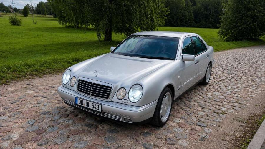 Серый Мерседес E 240 1999 в Клайпеда, объемом двигателя 2.40 л и пробегом 130 тыс. км за 5290 €, фото 8 на AUTOMOTO.COM.LV