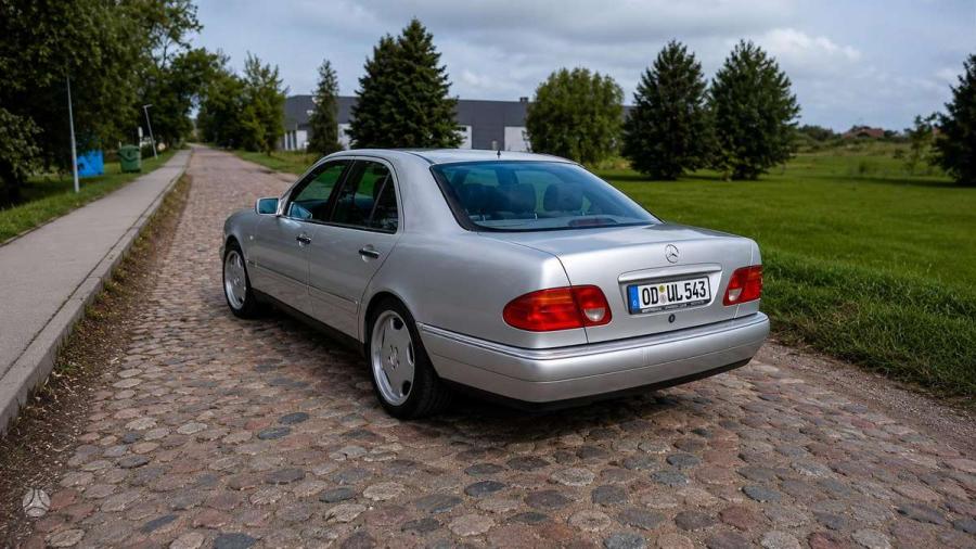 Серый Мерседес E 240 1999 в Клайпеда, объемом двигателя 2.40 л и пробегом 130 тыс. км за 5290 €, фото 9 на AUTOMOTO.COM.LV