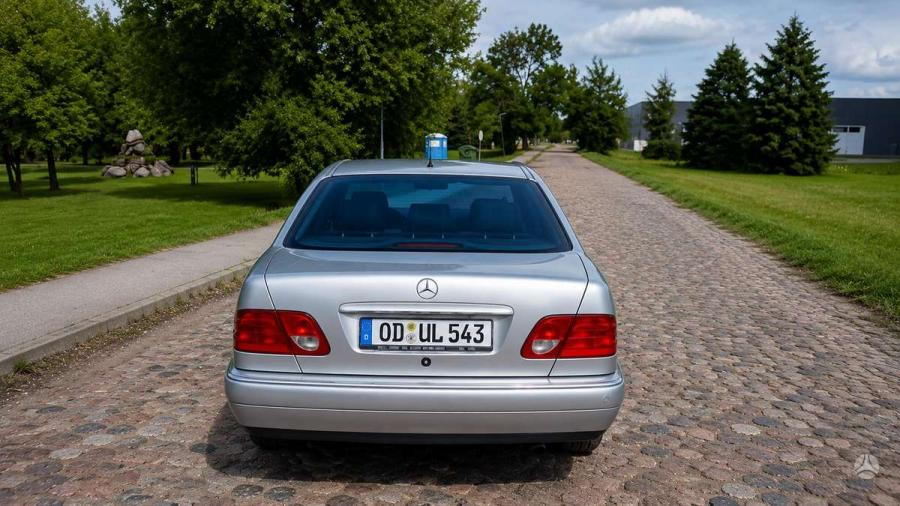 Серый Мерседес E 240 1999 в Клайпеда, объемом двигателя 2.40 л и пробегом 130 тыс. км за 5290 €, фото 11 на AUTOMOTO.COM.LV