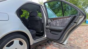 Серый Мерседес E 240 1999 в Клайпеда, объемом двигателя 2.40 л и пробегом 130 тыс. км за 5290 €, фото 16 на AUTOMOTO.COM.LV