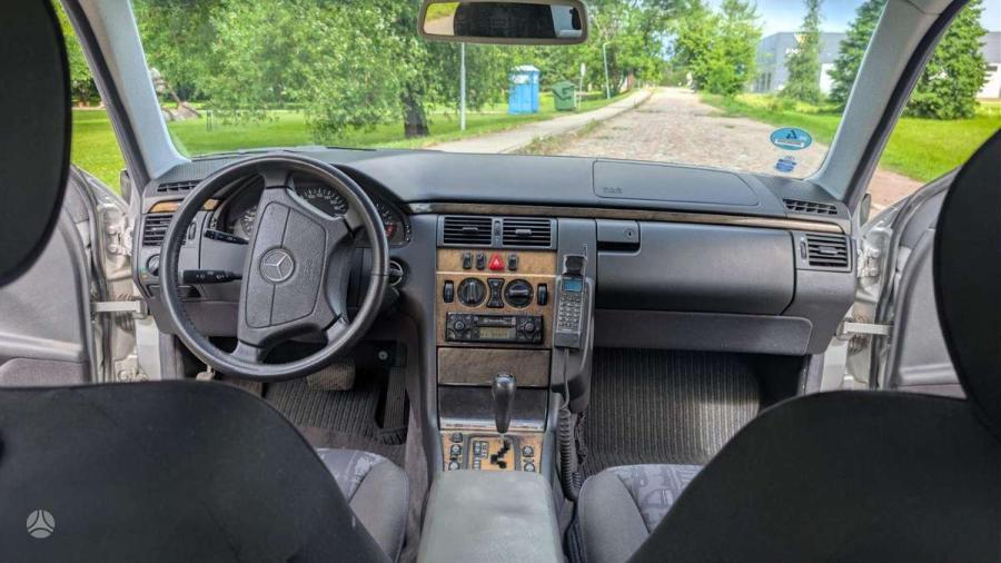 Серый Мерседес E 240 1999 в Клайпеда, объемом двигателя 2.40 л и пробегом 130 тыс. км за 5290 €, фото 24 на AUTOMOTO.COM.LV