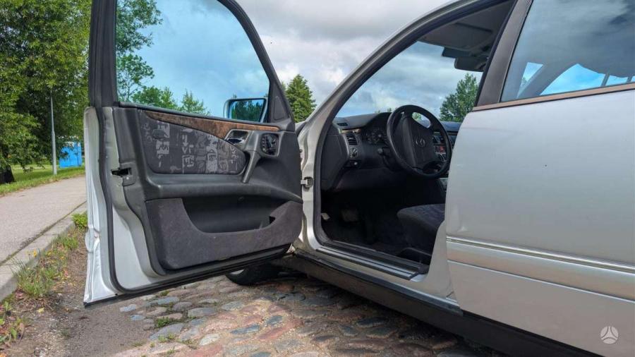 Серый Мерседес E 240 1999 в Клайпеда, объемом двигателя 2.40 л и пробегом 130 тыс. км за 5290 €, фото 25 на AUTOMOTO.COM.LV