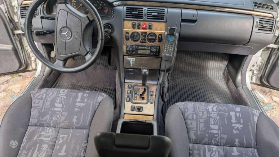 Серый Мерседес E 240 1999 в Клайпеда, объемом двигателя 2.40 л и пробегом 130 тыс. км за 5290 €, фото 30 на AUTOMOTO.COM.LV