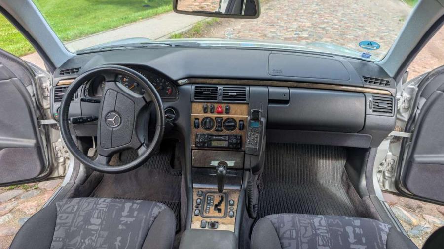 Серый Мерседес E 240 1999 в Клайпеда, объемом двигателя 2.40 л и пробегом 130 тыс. км за 5290 €, фото 31 на AUTOMOTO.COM.LV