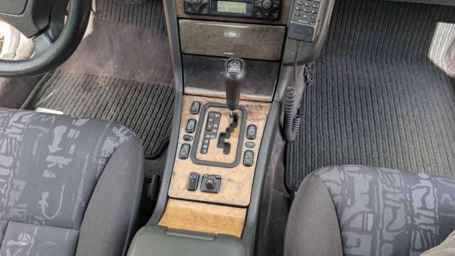 Серый Мерседес E 240 1999 в Клайпеда, объемом двигателя 2.40 л и пробегом 130 тыс. км за 5290 €, фото 35 на AUTOMOTO.COM.LV