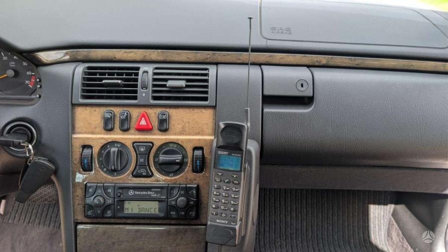 Серый Мерседес E 240 1999 в Клайпеда, объемом двигателя 2.40 л и пробегом 130 тыс. км за 5290 €, фото 39 на AUTOMOTO.COM.LV