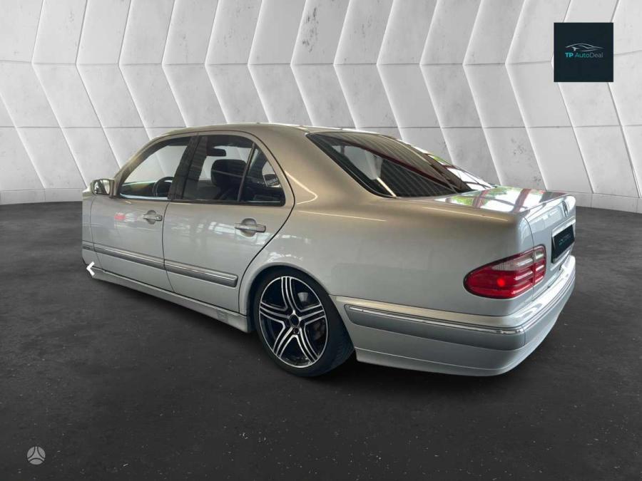 Pelēks Mercedes-Benz E 240 2000 Kauņa, ar dzinēja tilpumu 2.40 L un nobraukumu 190 tūkst. km par 2500 €, foto 3 vietnē AUTOMOTO.COM.LV
