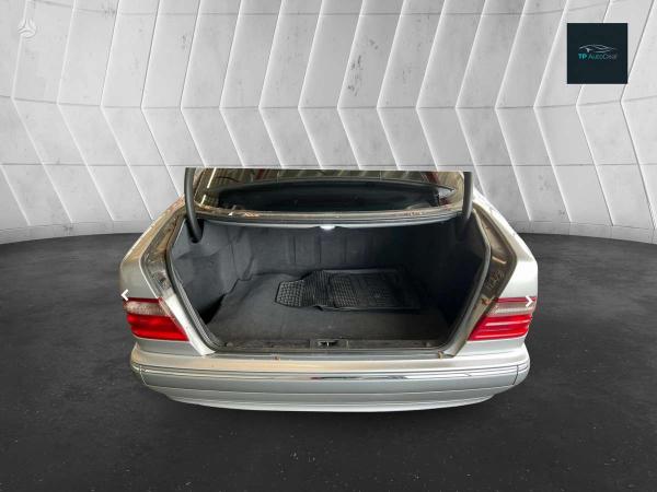 Grey Mercedes-Benz E 240 2000 in Kaunas, with an engine capacity of 2.40 L and mileage of 190 thousand km for 2500 €, photo 5 on AUTOMOTO.COM.LV