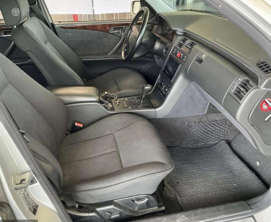 Pelēks Mercedes-Benz E 240 2000 Kauņa, ar dzinēja tilpumu 2.40 L un nobraukumu 190 tūkst. km par 2500 €, foto 9 vietnē AUTOMOTO.COM.LV