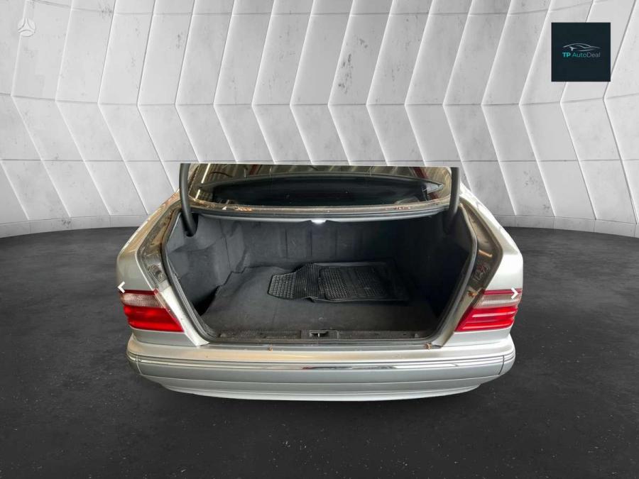 Pelēks Mercedes-Benz E 240 2000 Kauņa, ar dzinēja tilpumu 2.40 L un nobraukumu 190 tūkst. km par 2500 €, foto 9 vietnē AUTOMOTO.COM.LV