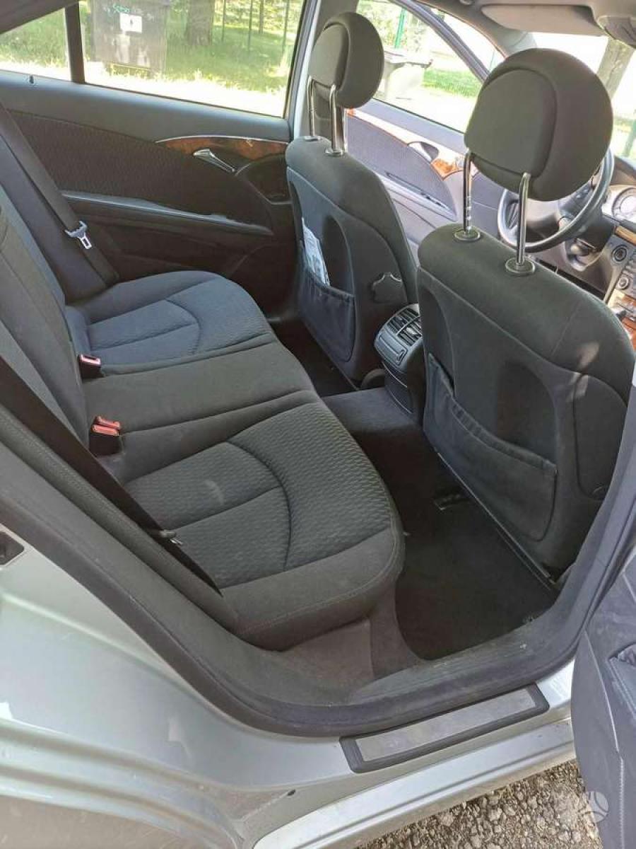 Pelēks Mercedes-Benz E 240 2002 Klaipėda, ar dzinēja tilpumu 2.60 L un nobraukumu 157 tūkst. km par 4200 €, foto 14 vietnē AUTOMOTO.COM.LV