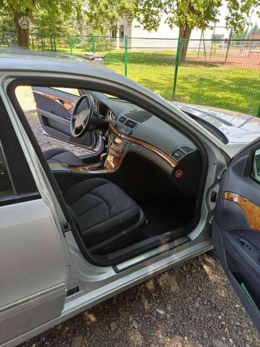 Pelēks Mercedes-Benz E 240 2002 Klaipėda, ar dzinēja tilpumu 2.60 L un nobraukumu 157 tūkst. km par 4200 €, foto 15 vietnē AUTOMOTO.COM.LV