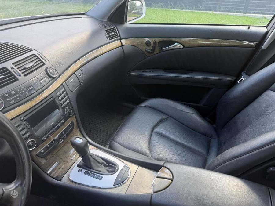 Серый Мерседес E 240 2002 в Вильнюс, объемом двигателя 2.60 л и пробегом 235 тыс. км за 1950 €, фото 8 на AUTOMOTO.COM.LV