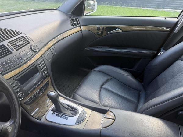 Мерседес E 240 2002 в Вильнюс на AUTOMOTO.COM.LV Серый Мерседес E 240 2002 в Вильнюс, объемом двигателя 2.60 л и пробегом 235 тыс. км за 1950 €, фото 8 на AUTOMOTO.COM.LV