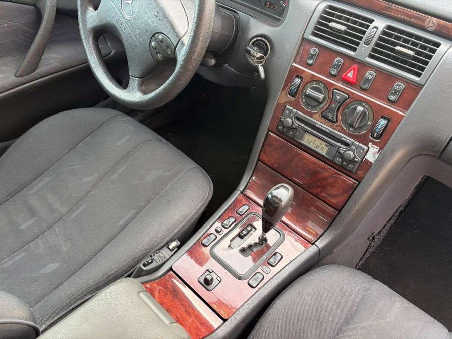 Серый Мерседес E 240 2002 в Пренай, объемом двигателя 2.60 л и пробегом 294 тыс. км за 2100 €, фото 17 на AUTOMOTO.COM.LV