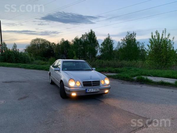 Мерседес E 240 1999 в Рига, объемом двигателя 2.40 л и пробегом 220 тыс. км за 1200 €, фото 1 на AUTOMOTO.COM.LV