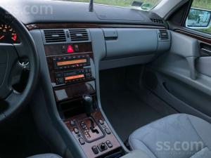 Mercedes-Benz E 240 1999 Rīga, ar dzinēja tilpumu 2.40 L un nobraukumu 220 tūkst. km par 1200 €, foto 9 vietnē AUTOMOTO.COM.LV
