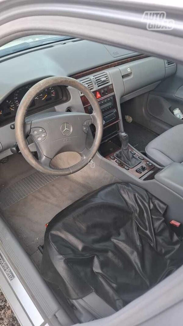 Мерседес E 240 2001 в Вилкавишкис, объемом двигателя 2.60 л и пробегом 173 тыс. км за 1600 €, фото 3 на AUTOMOTO.COM.LV