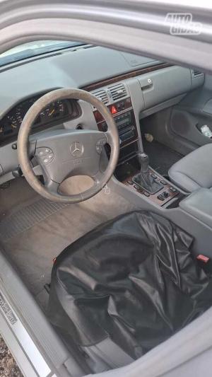 Mercedes-Benz E 240 2001 in Vilkaviskis, with an engine capacity of 2.60 L and mileage of 173 thousand km for 1600 €, photo 4 on AUTOMOTO.COM.LV