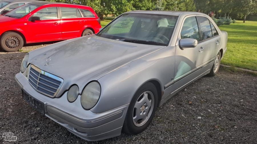 Mercedes-Benz E 240 2001 in Vilkaviskis, with an engine capacity of 2.60 L and mileage of 173 thousand km for 1600 €, photo 7 on AUTOMOTO.COM.LV