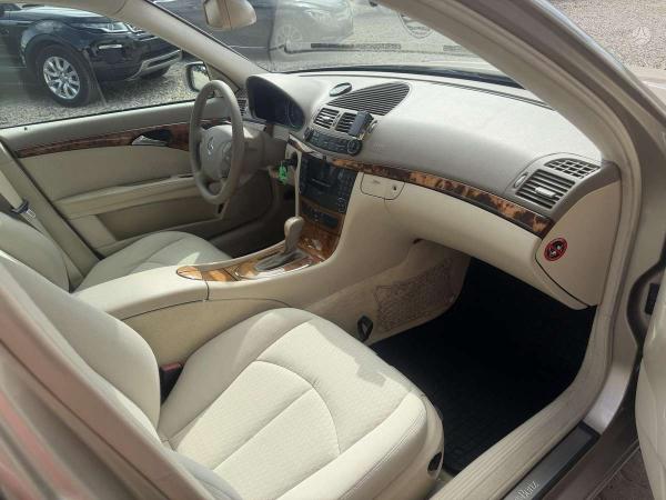 Мерседес E 240 2002 в Выру на AUTOMOTO.COM.LV Белый Мерседес E 240 2002 в Выру, объемом двигателя 2.60 л и пробегом 323 тыс. км за 3400 €, фото 8 на AUTOMOTO.COM.LV