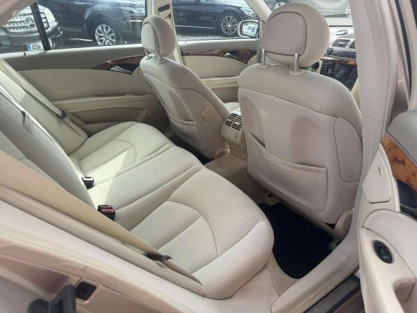 Мерседес E 240 2002 в Выру на AUTOMOTO.COM.LV Белый Мерседес E 240 2002 в Выру, объемом двигателя 2.60 л и пробегом 323 тыс. км за 3400 €, фото 9 на AUTOMOTO.COM.LV