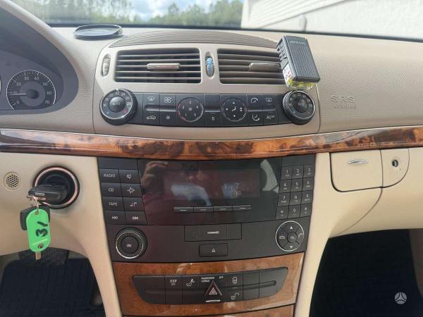 Мерседес E 240 2002 в Выру на AUTOMOTO.COM.LV Белый Мерседес E 240 2002 в Выру, объемом двигателя 2.60 л и пробегом 323 тыс. км за 3400 €, фото 11 на AUTOMOTO.COM.LV