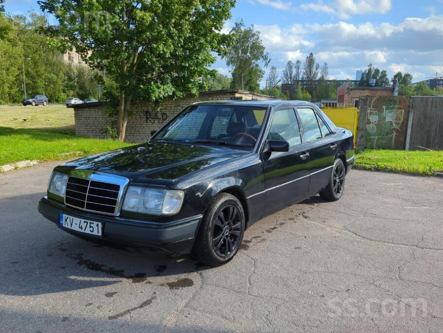 Black Mercedes-Benz e-250 1993 in Riga, with an engine capacity of 2.50 L and mileage of 301 thousand km for 2200 €, photo 4 on AUTOMOTO.COM.LV