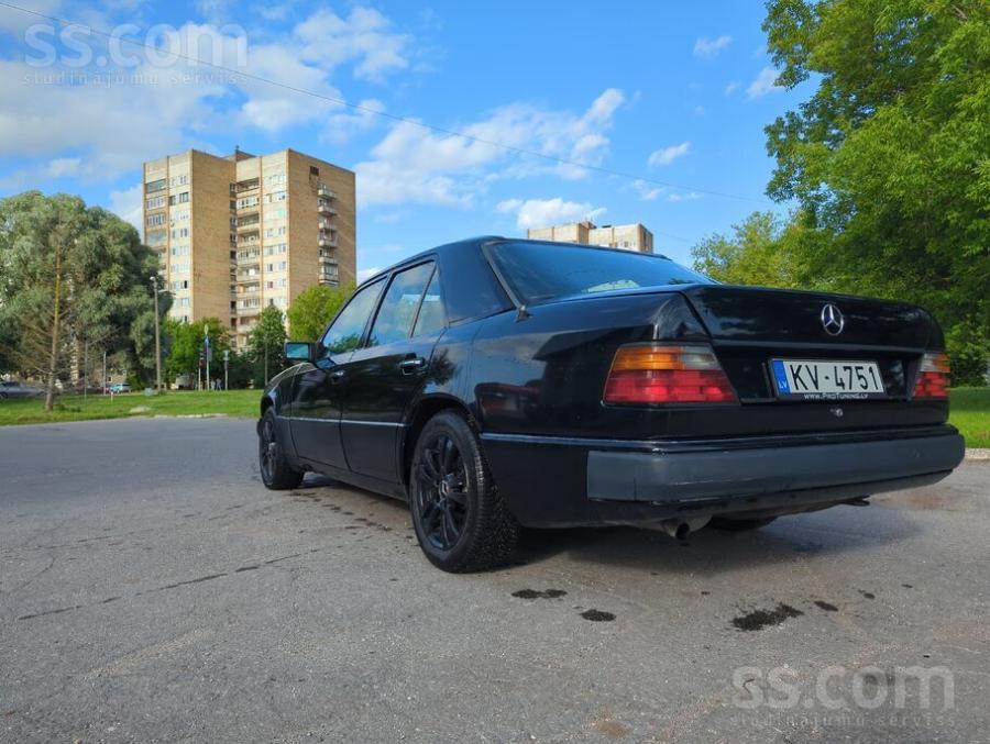 Black Mercedes-Benz e-250 1993 in Riga, with an engine capacity of 2.50 L and mileage of 301 thousand km for 2200 €, photo 5 on AUTOMOTO.COM.LV