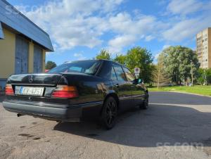 Black Mercedes-Benz e-250 1993 in Riga, with an engine capacity of 2.50 L and mileage of 301 thousand km for 2200 €, photo 6 on AUTOMOTO.COM.LV