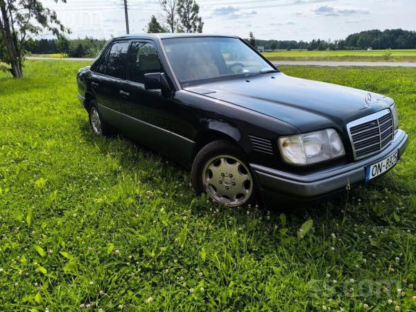 Black Mercedes-Benz e-250 1995 in Balvi, with an engine capacity of 2.50 L and mileage of 321 thousand km for 2990 €, photo 1 on AUTOMOTO.COM.LV