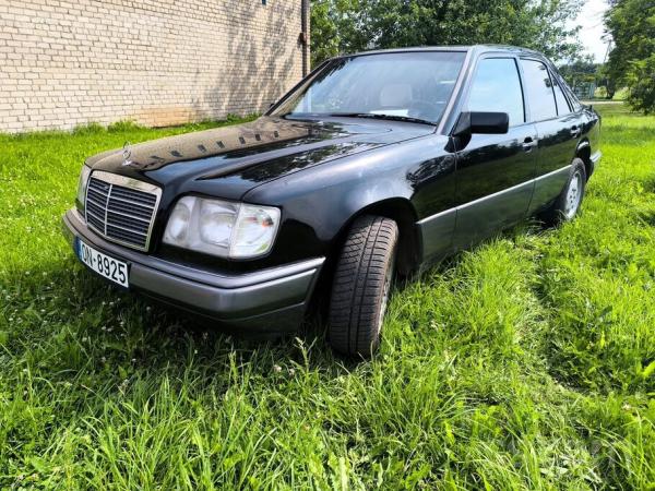 Black Mercedes-Benz e-250 1995 in Balvi, with an engine capacity of 2.50 L and mileage of 321 thousand km for 2990 €, photo 2 on AUTOMOTO.COM.LV
