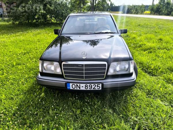 Black Mercedes-Benz e-250 1995 in Balvi, with an engine capacity of 2.50 L and mileage of 321 thousand km for 2990 €, photo 3 on AUTOMOTO.COM.LV
