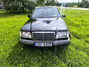 Black Mercedes-Benz e-250 1995 in Balvi, with an engine capacity of 2.50 L and mileage of 321 thousand km for 2990 €, photo 4 on AUTOMOTO.COM.LV