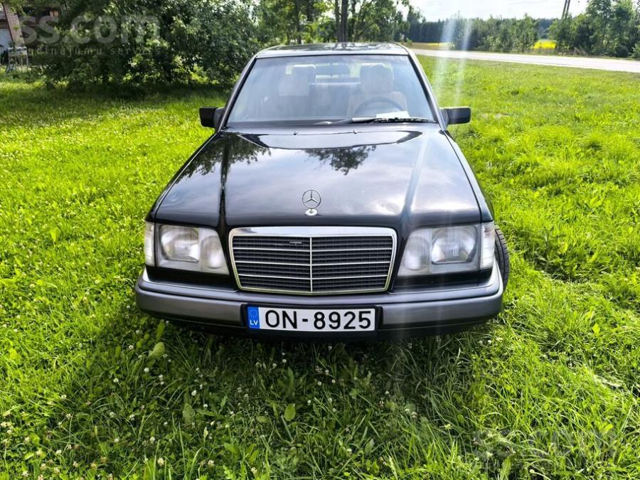 Black Mercedes-Benz e-250 1995 in Balvi, with an engine capacity of 2.50 L and mileage of 321 thousand km for 2990 €, photo 4 on AUTOMOTO.COM.LV