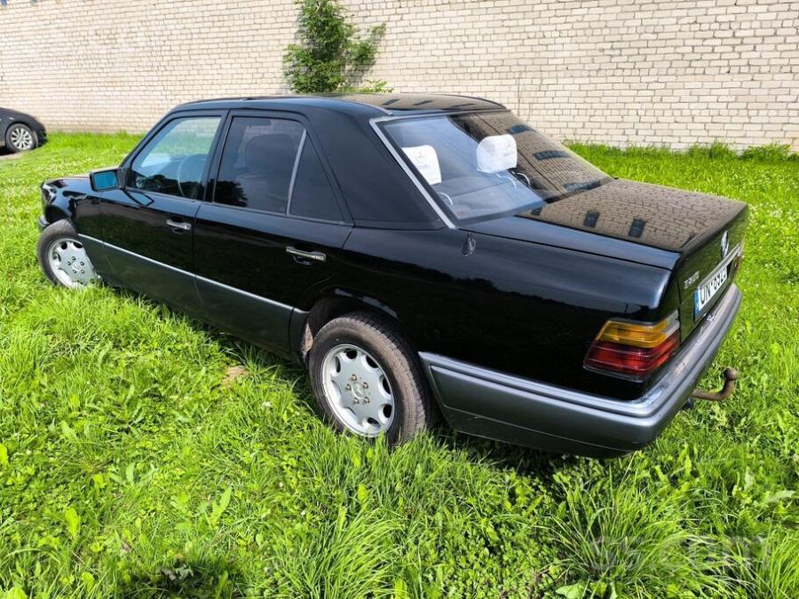 Black Mercedes-Benz e-250 1995 in Balvi, with an engine capacity of 2.50 L and mileage of 321 thousand km for 2990 €, photo 5 on AUTOMOTO.COM.LV