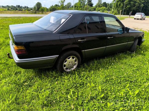 Black Mercedes-Benz e-250 1995 in Balvi, with an engine capacity of 2.50 L and mileage of 321 thousand km for 2990 €, photo 5 on AUTOMOTO.COM.LV