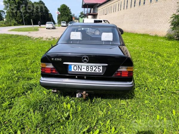 Black Mercedes-Benz e-250 1995 in Balvi, with an engine capacity of 2.50 L and mileage of 321 thousand km for 2990 €, photo 6 on AUTOMOTO.COM.LV