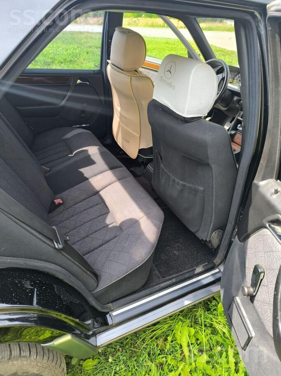 Black Mercedes-Benz e-250 1995 in Balvi, with an engine capacity of 2.50 L and mileage of 321 thousand km for 2990 €, photo 11 on AUTOMOTO.COM.LV